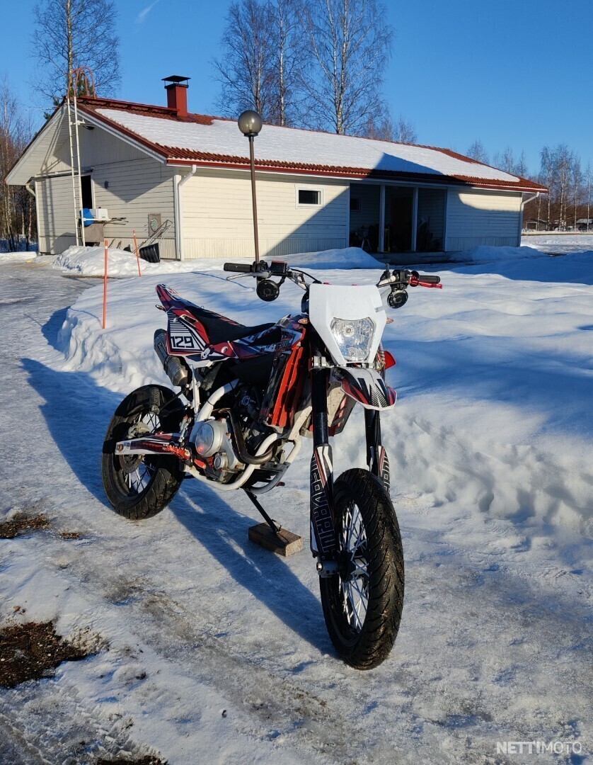 Husqvarna SMR 125 cm³ 2011 - Savonlinna - Moottoripyörä - Nettimoto