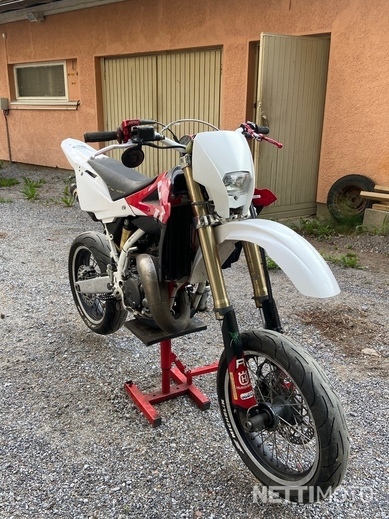 Husqvarna SM 125 125 cm³ 2011 - Vaasa - Moottoripyörä - Nettimoto