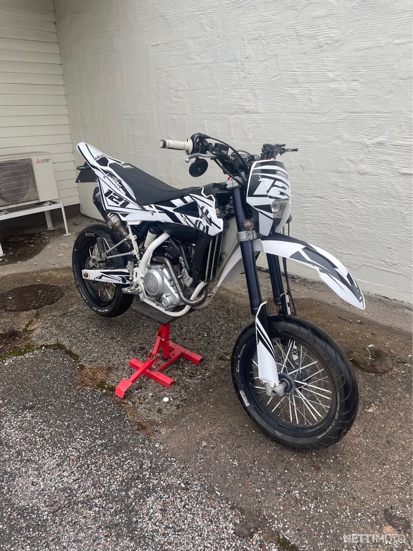 Husqvarna SMR 125 125 cm³ 2012 - Uusikaupunki - Moottoripyörä - Nettimoto