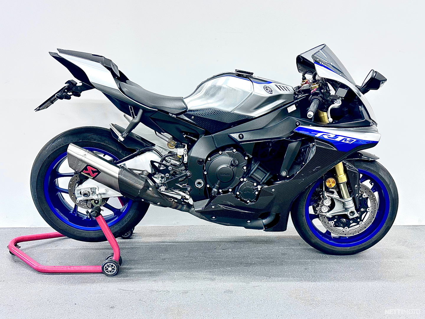 Yamaha YZF-R1M Yamahan lippulaiva, aito YZF-R1M! Akrapovic titanium ...